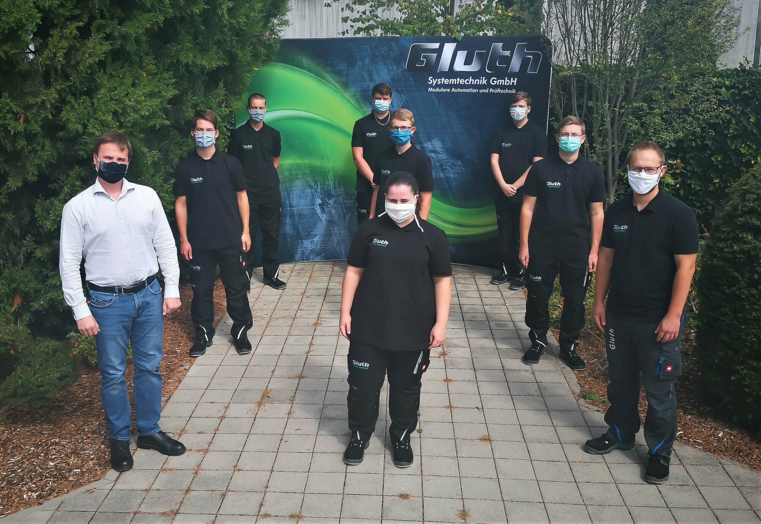 Sieben neue Auszubildende bei Gluth Systemtechnik